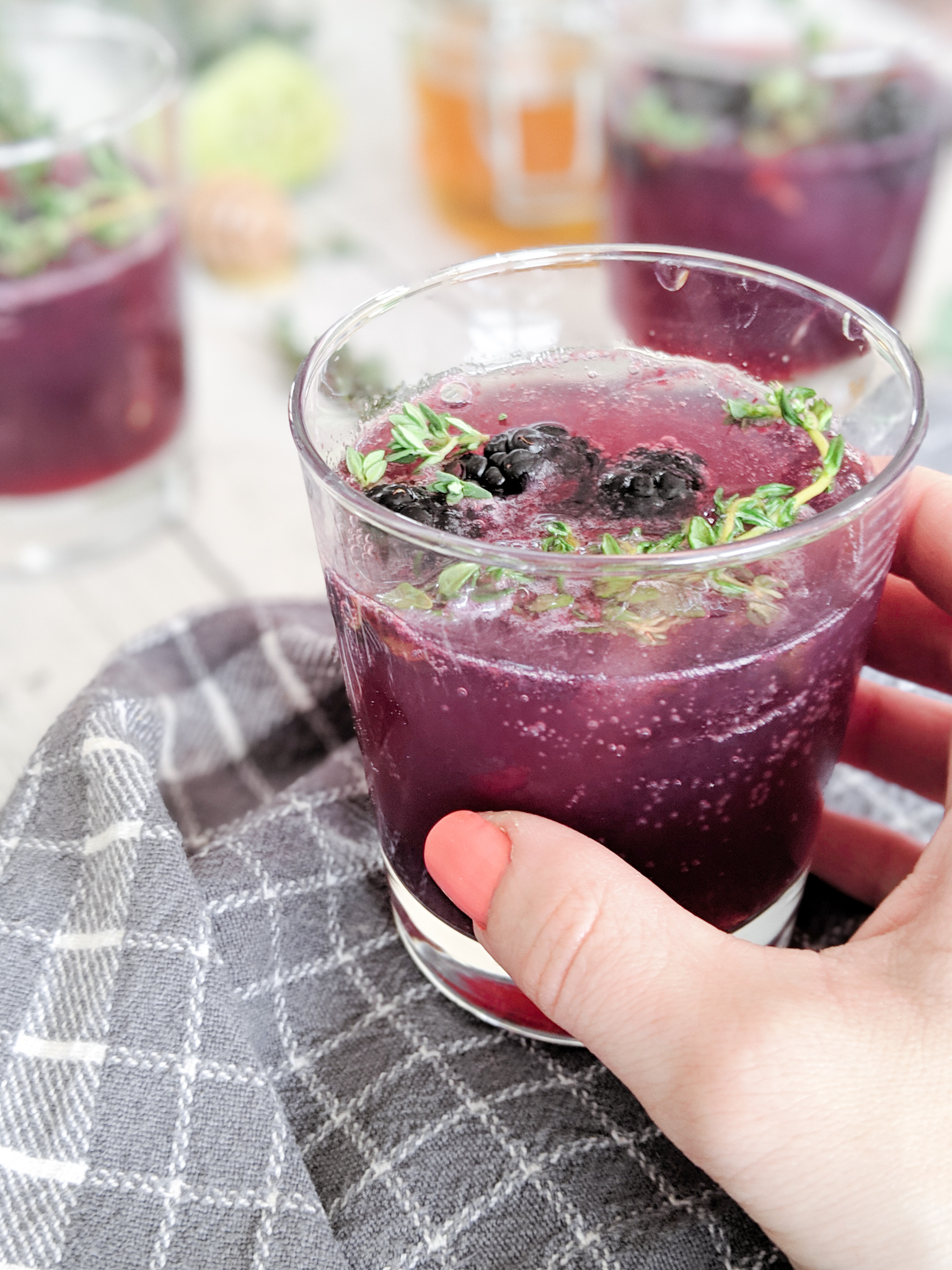 Mocktail rafraîchissant à la grenade, mûre et thym (17eme semaine)